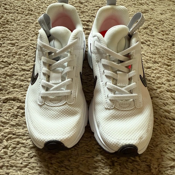 Nike | Shoes | Nike White And Black Sneakers With Cushioned Midsole ...